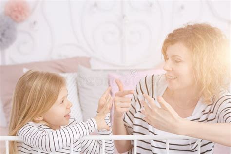 Mamma Che Insegna A Sua Figlia A Contare Immagine Stock Immagine Di Umore Divertimento 89026019