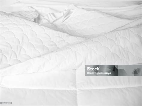 구겨진 주름 흰색 침대 커버 침실에 침대 토퍼에 세탁 과정 전에 집안일 준비 0명에 대한 스톡 사진 및 기타 이미지 0명 가리기 가사 집안일 Istock