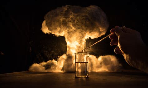 실험실에서 용액을 가진 유리 플라스크를 테스트합니다 과학 및 의학 배경 어두운 톤 배경에 실험실 테스트 튜브 과학 연구 장비 개념 개발에 대한 스톡 사진 및 기타 이미지