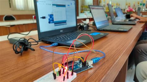 Praktik 2 Simulasi Lampu Lalu Lintas