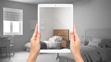 손을 잡고 현대 나무 침실 총 빈 프로젝트 배경 증강 현실 개념 가구 및 인테리어 디자인 제품을 시뮬레이션 하는 응용 프로그램을 보여주는 태블릿 가구에 대한 스톡 사진 및