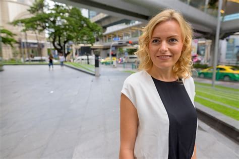 Premium Photo Portrait Of Beautiful Blonde Businesswoman Smiling Outdoors