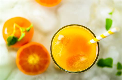 신선한 오렌지 주스 유리에 민트와 귤 흰색 바탕에 얼음 보기 상위 공간을 복사 합니다 더운 여름 날입니다 휴일 0명에 대한 스톡