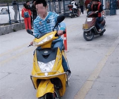 电动车骑起来左右摇摆怎么回事 有驾