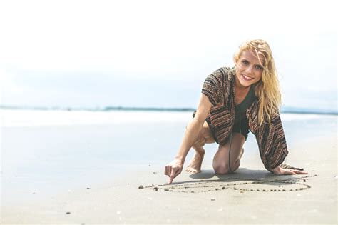 긴 금발 머리를 가진 젊은 세대 Z 여성은 파도와 모래에 물 쓰기 근처 바다의 가장자리에 캘리포니아에서 물 해변을 즐기고 20 29세에 대한 스톡 사진 및 기타 이미지