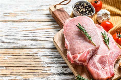 원시 돼지 고기 커틀릿 유기농 고기 스테이크 흰색 배경입니다 맨 위 보기입니다 복사 공간 0명에 대한 스톡 사진 및 기타 이미지