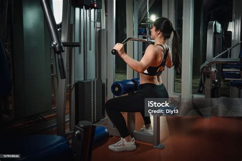 클래식 보디 빌딩 체육관에서 운동을 하는 근육질의 금발 피트니스 여성 피트니스 건강한 라이프 스타일의 개념 체육관에서 피트니스 여자입니다 크로스핏 여자 체육관에서 보디빌더