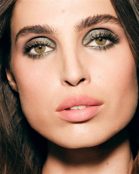 Multi Chromatic Eyeshadow With A Metallic Finish Make Beauty