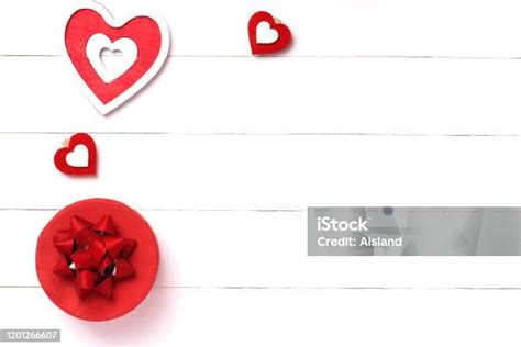 발렌타인 데이 구성 하트 흰색 나무 표면에 선물 발렌타인 데이 컨셉 플랫 레이 상단 보기 위에서 2월에 대한 스톡 사진 및 기타 이미지 Istock
