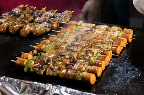 다양 한 종류의 고기 바베 큐 그릴 클로즈업 바베 큐 파티석쇠에 맛 있는 음식입니다 태국에서 길거리 음식 바베 큐에 불길 위에 야채와 맛 있는 모듬된 구이 고기 개념에 대한