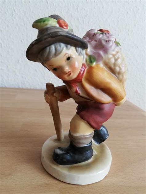 Статуетка порцелянова хлопчик із кошиком — ціна 420 грн у каталозі Статуетки Купити товари для