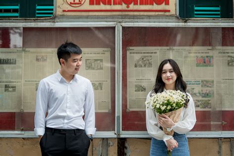 꽃을 들고 있는 남자와 여자 사진 Unsplash의 무료 꽃 이미지