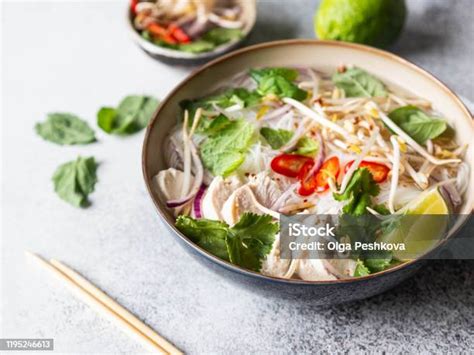 전통적인 베트남 수프 닭고기와 쌀 국수 민트와 실란트로 붉은 양파 칠리 콩나물 회색 배경에 라임 그릇에 포 가 아시아 음식 공간을 복사합니다 쌀국수 국물 국수에 대한 스톡