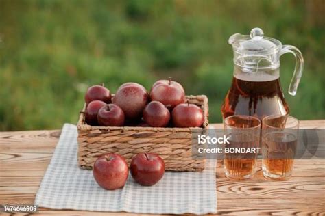 사과 주스가있는 두 잔과 천연 과수원 배경의 나무 테이블에 사과가있는 바구니 채식 과일 구성 가을에 대한 스톡 사진 및 기타 이미지 Istock