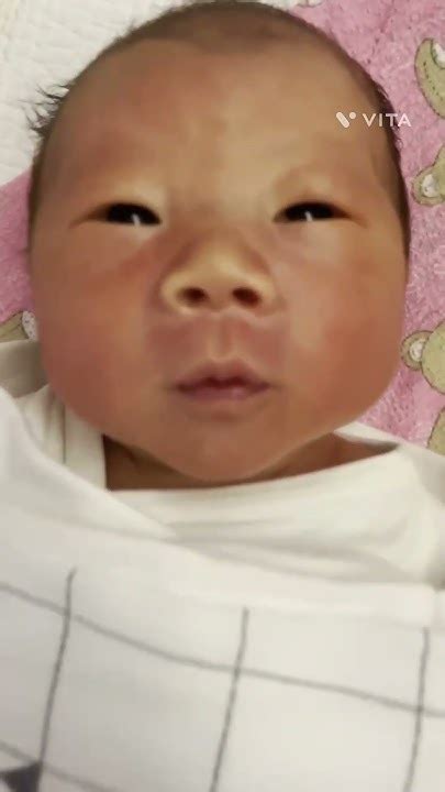 손자가 세상에 첫 눈을 뜨고 바라 봅니다 손자 세상과만남 엄마 노래도부름 일주일 Youtube