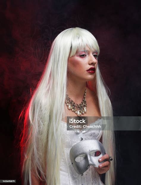 실버 카니발 마스크를 들고 긴 흰색 머리를 가진 아름다운 젊은 여성 20 24세에 대한 스톡 사진 및 기타 이미지 20 24세 가면 무도회 가발 Istock