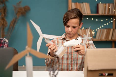 똑똑한 어린 아이는 집에서 풍력 터빈 프로젝트를 만듭니다 재생 에너지의 친환경적인 형태에 대해 배우는 소년 12 13세에 대한 스톡 사진 및 기타 이미지 Istock