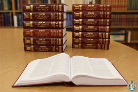 Конституційний Суд України отримав нові словники української мови Конституційний Суд України