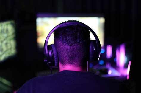 여러 가지 색상의 네온 조명이있는 방에서 헤드폰으로 게임을하는 남자의 클로즈업 샷 사람들에 대한 스톡 사진 및 기타 이미지 사람들 컴퓨터 모니터 한 사람 Istock