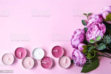 분홍색 배경에 보라색 모란과 촛불 아늑하고 정물 최소한의 개념 공간을 복사합니다 인사말 카드휴일 컨셉 0명에 대한 스톡 사진 및 기타 이미지 Istock