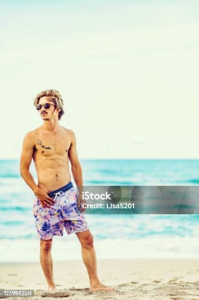해변에서 수영복과 선글라스를 착용한 전체 길이의 잘생긴 남자 상반신 노출에 대한 스톡 사진 및 기타 이미지 상반신 노출 해변 20 29세 Istock