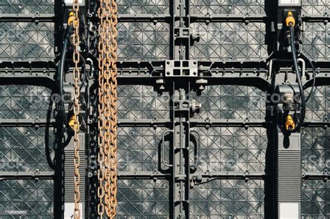 Led 패널 후면 보기의 질감이 대형 스크린 모니터에 조립 되어 도시 콘서트를 보여줍니다 Led 패널의 뒤쪽에서 봅니다 대형 스크린 모니터 디스플레이 Led 패널 0명에