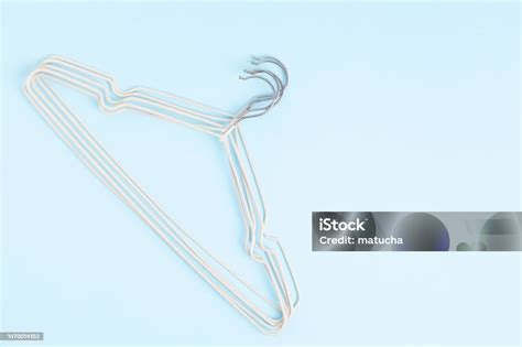 크리 에이 티브 플랫 레이 옷걸이 파스텔 블루 배경입니다 판매 할인 매장 프로모션 쇼핑 개념 평면도 복사 공간 0명에 대한 스톡 사진 및 기타 이미지 Istock