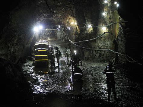 全球第一金矿：深度超4千米员工4千名，每吨挖到10克黄金就能盈利 搜狐大视野 搜狐新闻