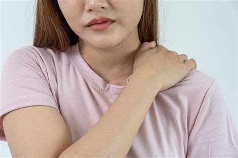 손목 터널 증후군 또는 손목 관절 염증 사무실 증후군으로 인한 손 근육 염증 일로 인한 손 근육 통증으로 사무실에서 일하는 젊은 여성 20 24세에 대한 스톡 사진 및 기타