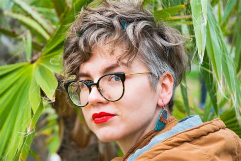 35 Beautiful Short Hairstyles For Women With Glasses Hood Mwr