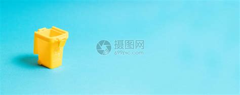 用于单独收集废物的小型黄色塑料容器高清图片下载 正版图片504290380 摄图网