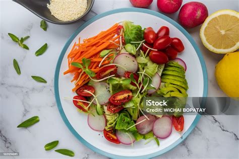 건강한 비건 그릇 아보카도 토마토 붉은 무 당근 해바라기 묘목 후추 레몬 야채 샐러드 맨 위 보기 비건 음식 깨끗한 식사 다이어트 0명에 대한 스톡 사진 및 기타 이미지