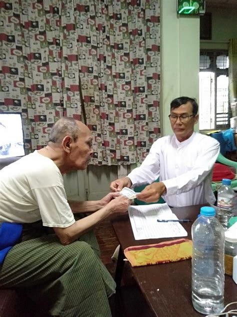 ပဲခူးတိုင်းဒေသကြီး ဒိုက်ဦးမြို့၌ အသက် ၈၅ နှစ်အထက် အဘိုးအဘွားများအား လူမှုရေးပင်စင်ပေးအပ