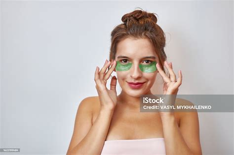 소녀는 눈 아래에 콜라겐 하이드로겔 패치를 사용합니다 아름다움 개념 눈 주위의 피부 관리를 위한 화장품 리프팅 미용실 주름 제거 20 24세에 대한 스톡 사진 및 기타