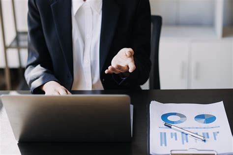 사무실 책상 세금 보고서 회계 통계 및 분석 연구 개념에서 수학 금융을 수행하기 위해 계산기와 노트북을 사용하는 아시아 비즈니스 여성 개념에 대한 스톡 사진 및 기타 이미지