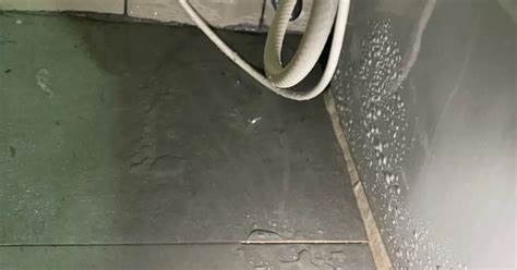 직원 두분이 오셔서 신속히 처리해주셨습니다 결과적으로 누수 원인을 찾아서 더 큰 피해를 막을 수 있었어요 연휴기간이었는데