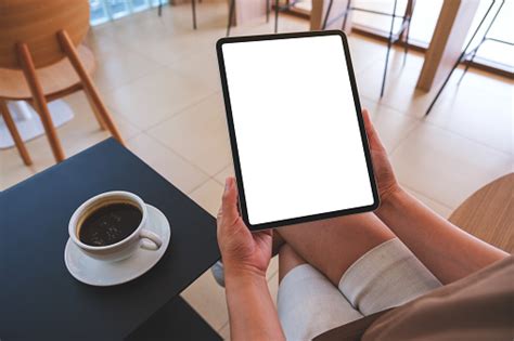 카페에서 빈 흰색 데스크톱 화면으로 디지털 태블릿을 들고있는 여성의 모형 이미지 가정 생활에 대한 스톡 사진 및 기타 이미지 가정 생활 공란 데스크탑 컴퓨터 Istock