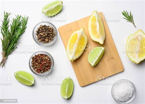 나무 판에 다양한 레몬과 라임 조각 소금 향신료 로즈마리 나뭇가지들이 하얀 배경에 있다 0명에 대한 스톡 사진 및 기타 이미지 Istock