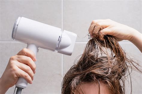 욕실 클로즈업 정면에서 헤어드라이어로 머리를 말리는 젊은 여성 30 34세에 대한 스톡 사진 및 기타 이미지 30 34세 가꿔주기 가정 생활 Istock