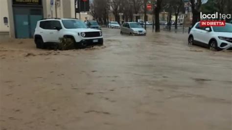 განგაშის წითელი ნიშნული გამოცხადებულია გადაუღებელმა წვიმამ ტოსკანის რეგიონში წყალდიდობა გამოიწვია