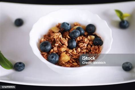 우유와 과일을 곁들인 건강한 아침 시리얼 초콜릿과 요구르트와 귀리와 옥수수 플레이크 건강하고 채식주의 음식의 개념 0명에 대한 스톡 사진 및 기타 이미지 Istock