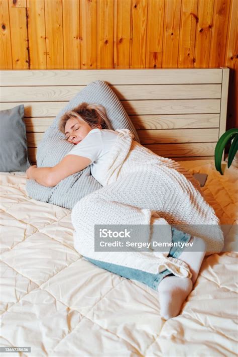성인 백인 여성은 침실에서 침대에서 자고 휴식을 취합니다 아침이나 오후에 아늑한 휴식을 즐기는 눈을 가진 중년 여성 실내 누워