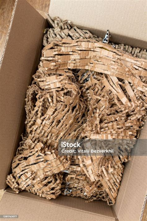 골판지 상자 안에서 재활용을 위해 분쇄 종이 판지 생태 배경 0명에 대한 스톡 사진 및 기타 이미지 0명 갈기갈기 찢어진