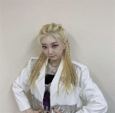 Karin 이예린 Lee Ye Rin 이예린 Fashion Girl Coat