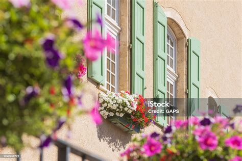 프로방스 지역의 무스티에생트마리에 있는 집 프랑스에서 가장 아름다운 마을 중 하나로 간주됩니다 걸이 화분에 대한 스톡 사진 및 기타 이미지 Istock