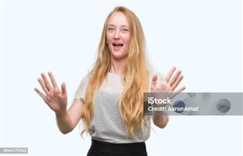 금발 십 대 여 자가 두려워 하 고 손으로 공포 식 정지 동작으로 겁에 질 려 두더지 셔츠를 입고 충격에서 소리 공황 개념입니다 개념에 대한 스톡 사진 및 기타 이미지