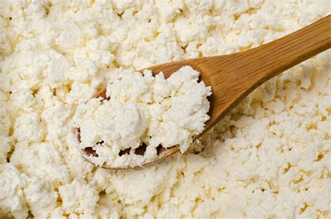 맛있는 신선한 코티지 치즈 맛있는 치즈의 전체 나무 숟가락 간단하고 영양가 있는 아침 식사 가벼운에 대한 스톡 사진 및 기타 이미지 Istock