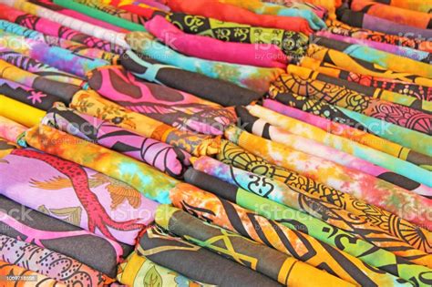 밝은 색 직물 인도 장신구 및 동양 그림 그것은 시장에 내장 손 자 수 인도입니다 다양 한 색상의 테이블 보는 인도 고아에 바 자에서 판매 0명에 대한 스톡 사진 및 기타