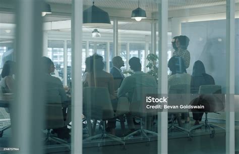 브라질의 현대적인 사무실에서 회의 프레젠테이션 및 교육을 위한 사람 회의실 및 유리 기업인 기업을 위한 워크숍 및 연사 기업 세미나를 위한 커뮤니케이션 및 발표 모임에 대한