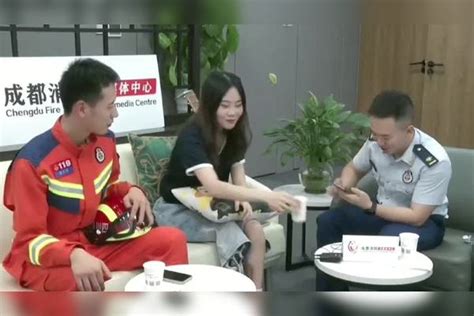 小姐姐假肢被卡求助消防，结果“蓝朋友”变男朋友：好美的爱情